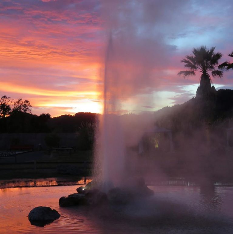 Le geyser Old Faithful en Californie